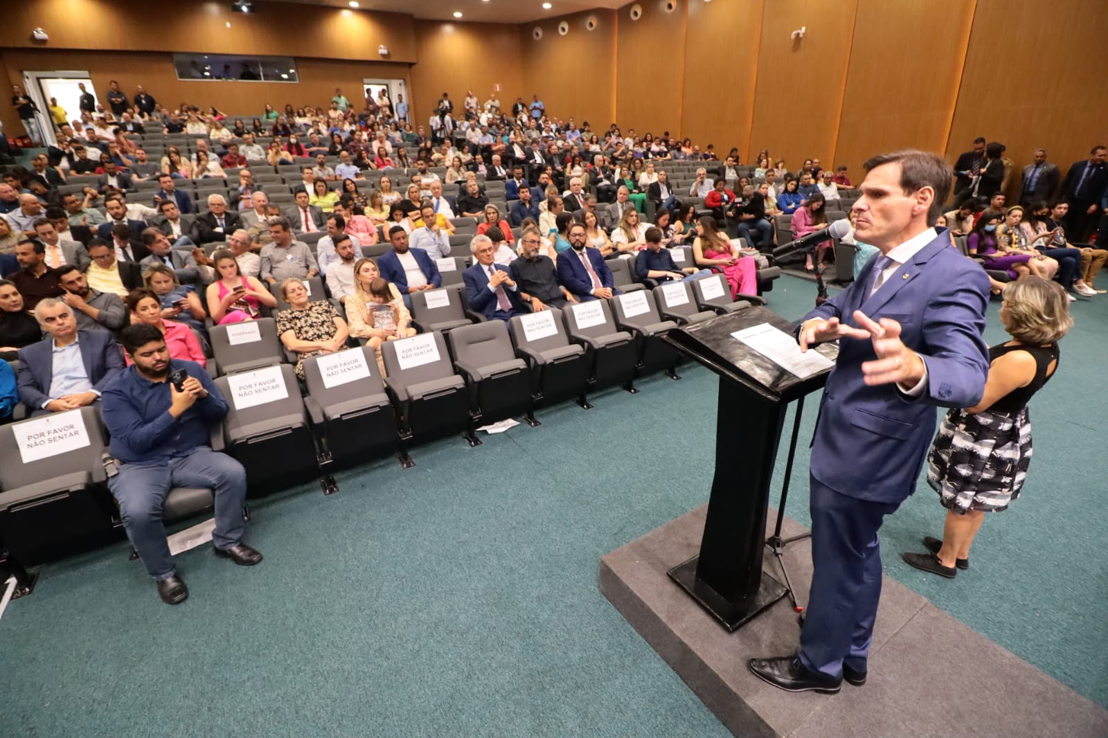 Lissauer entrega novo auditório da Alego, busto de Iris Rezende e novo ... Lissauer entrega novo auditório da Alego, busto de Iris Rezende e novo ...